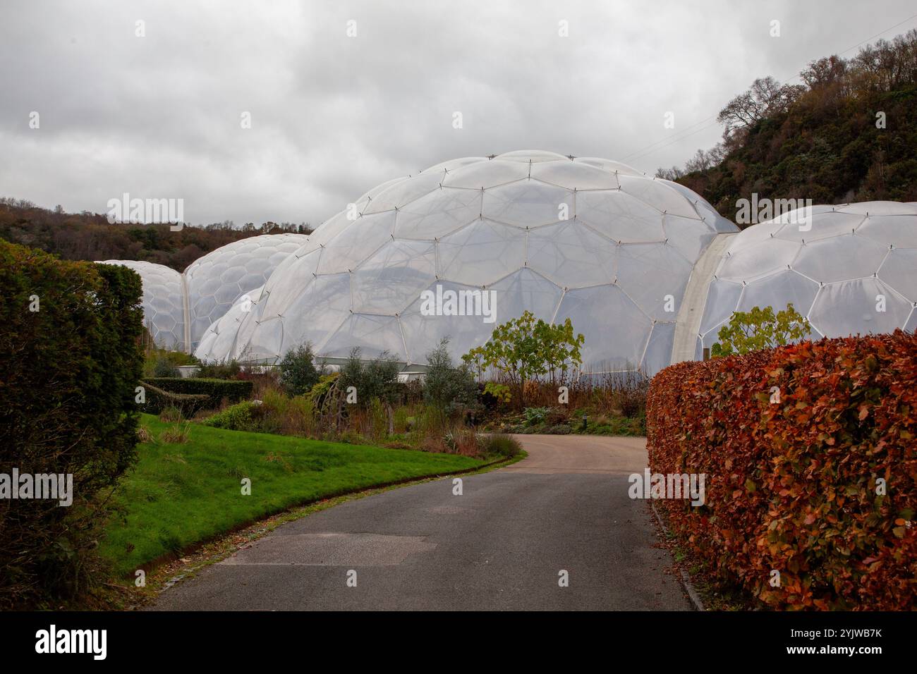 Multiple greenhouse complex by Grimshaw Architects at The Eden Project ...