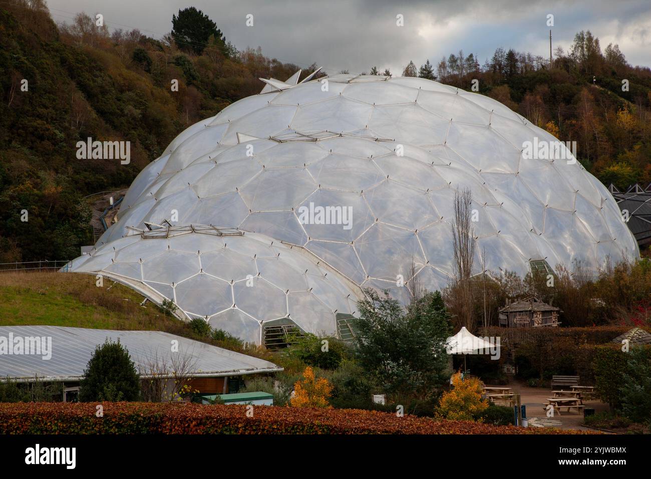 Multiple greenhouse complex by Grimshaw Architects at The Eden Project ...