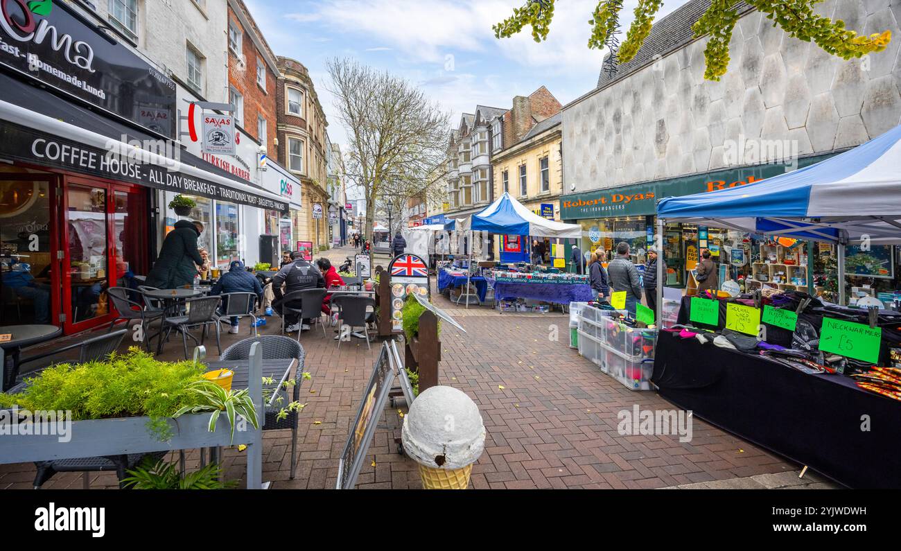 Shops and stalls in the High street, a pedestrian zone in Poole, Dorset ...