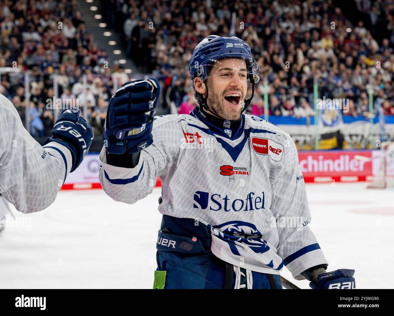 Taylor Leier (Straubing Tigers, #7) beim Abklatschen an der Bank nach ...