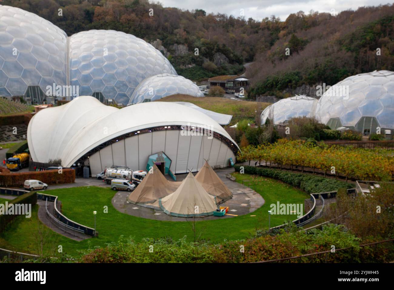 Multiple greenhouse complex by Grimshaw Architects at The Eden Project ...