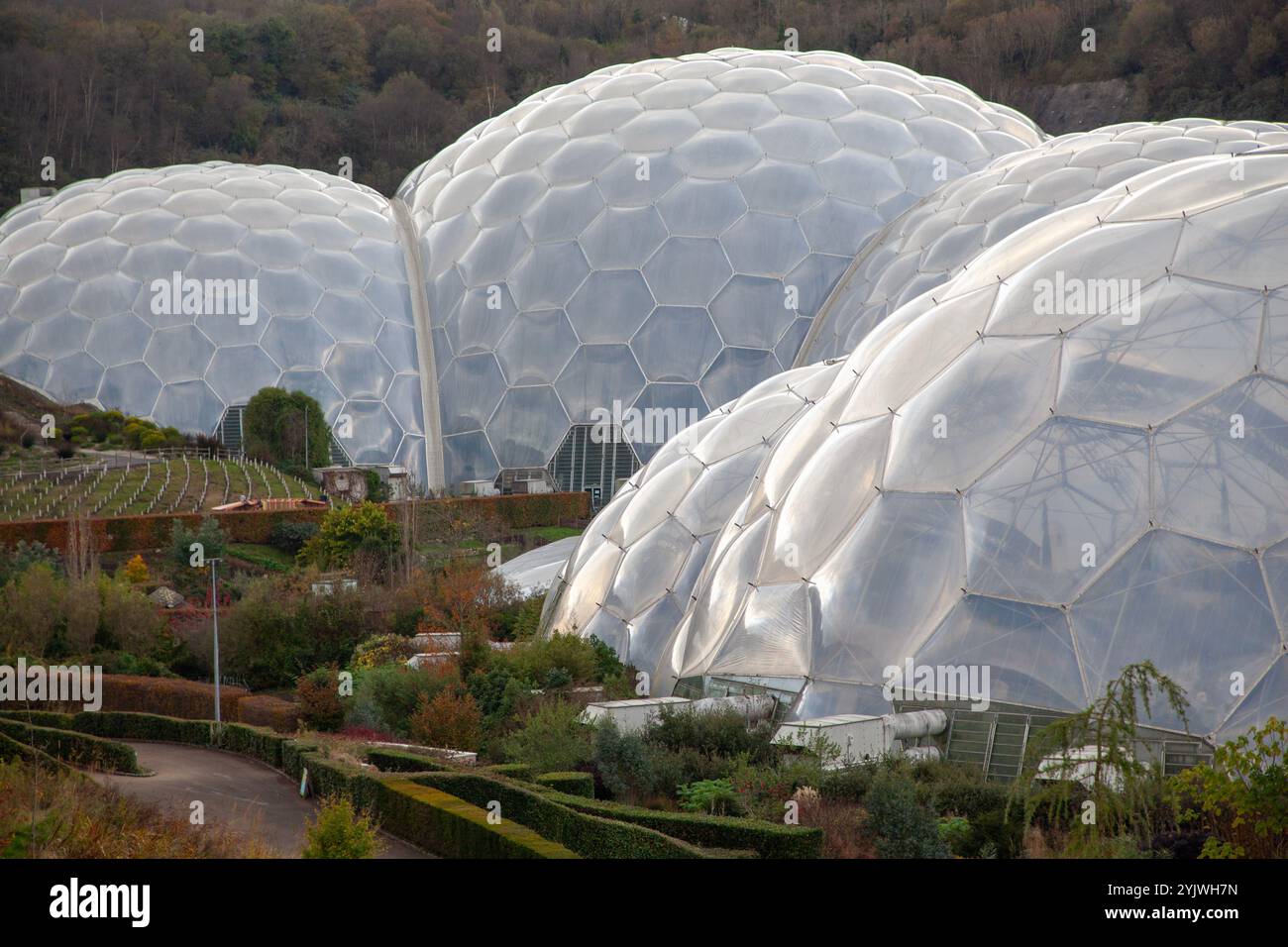 Multiple greenhouse complex by Grimshaw Architects at The Eden Project ...
