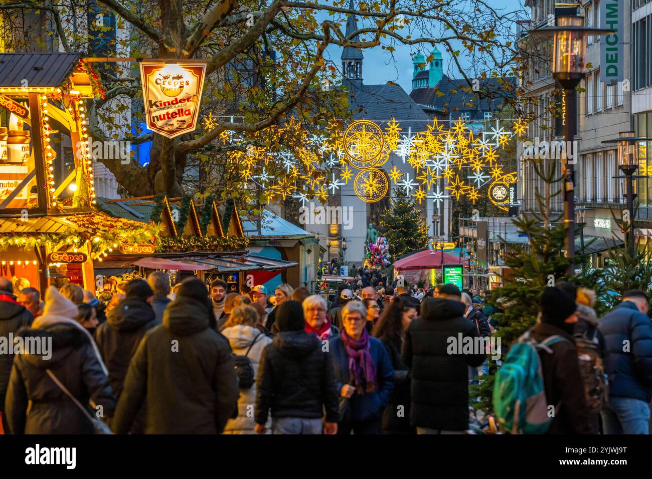 Vorweihnachtszeit, Menschen, Käufer, Besucher des Weihnachtsmarkt in ...