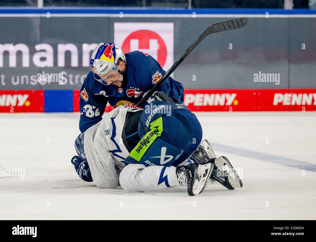 Chris DeSousa (EHC Red Bull Muenchen, #82) schnappt sich Travis St ...