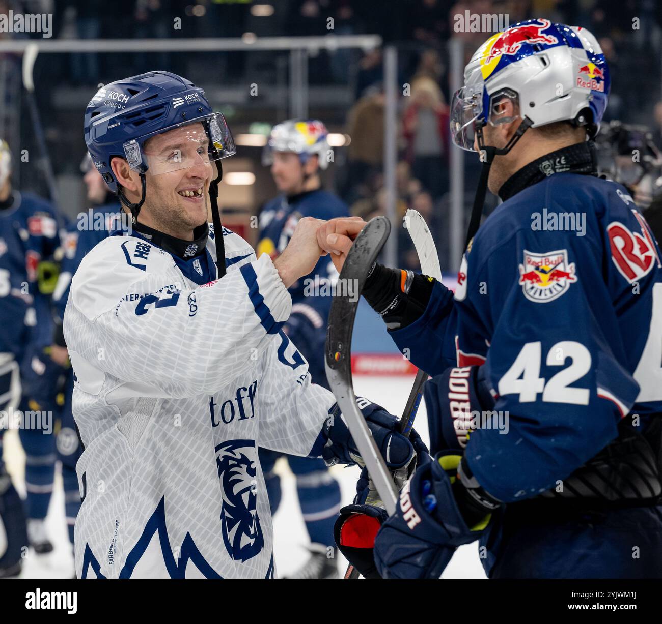 Shakehands zwischen Mike Connolly (Straubing Tigers, #22) und Yasin ...