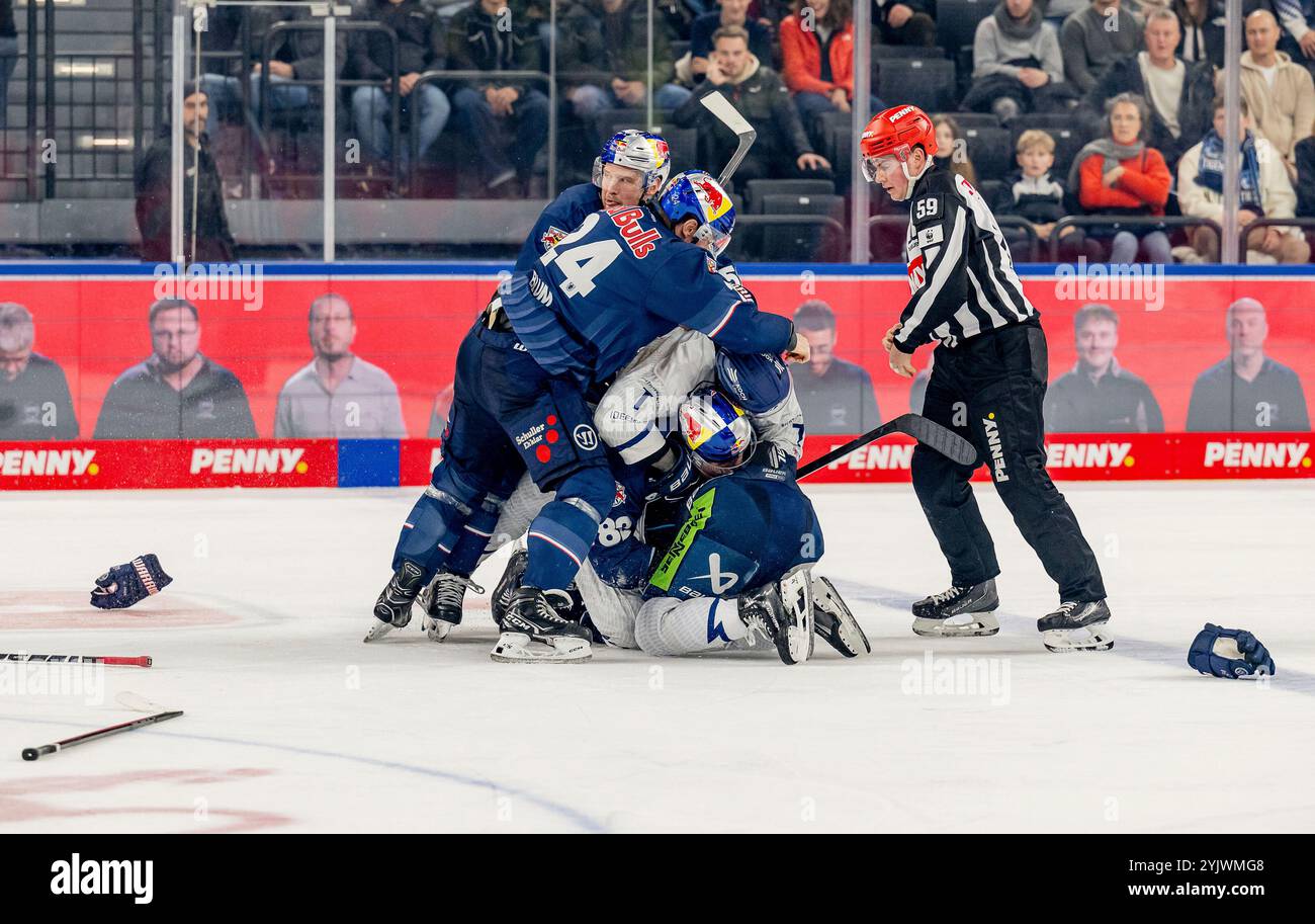Keilerei zwischen Patrick Hager (EHC Red Bull Muenchen, #52), Jonathan ...