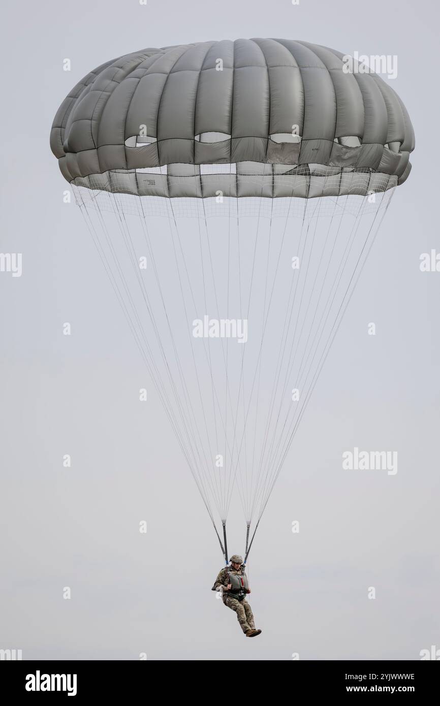 SUFFOLK, Va. — U.S. Navy explosive ordnance disposal (EOD) technicians ...
