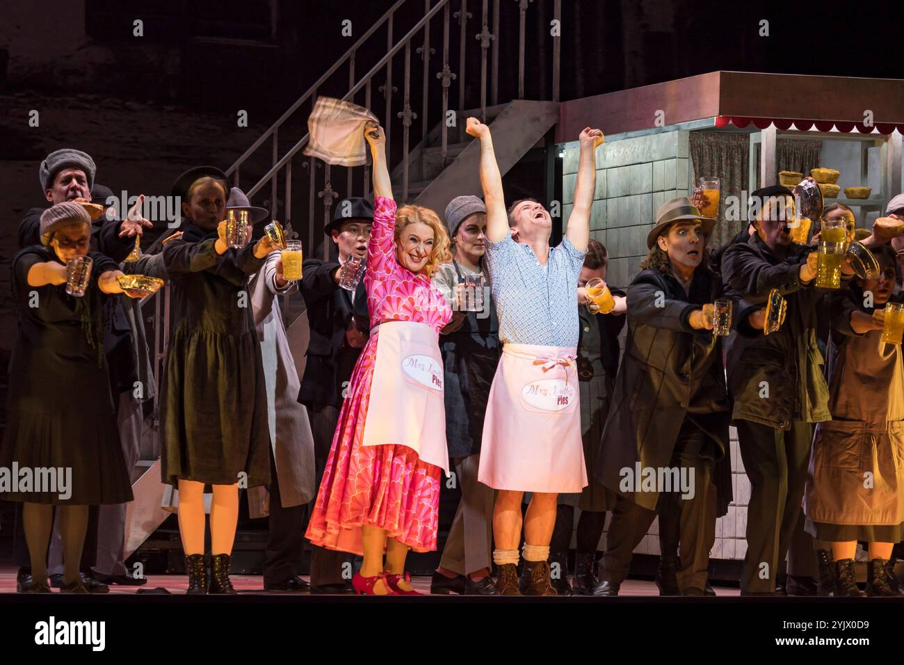 Saengerin Dagmar Manzel als Mrs Nellie Lovett, Tom Schimon als Tobias ...