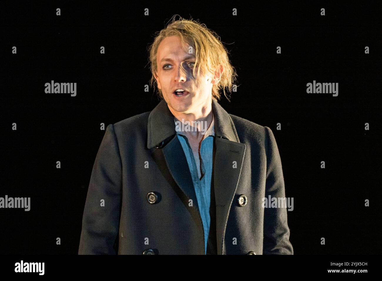 Saenger Hubert Zapior als Anthony Hope, am 13.11.24 bei der Fotoprobe ...