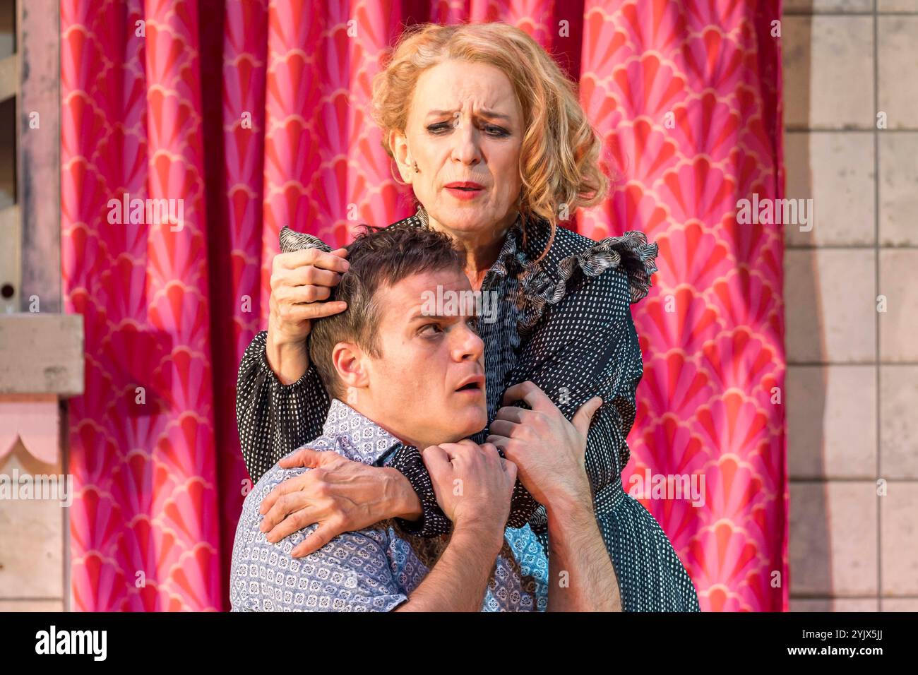 Saengerin Dagmar Manzel als Mrs Nellie Lovett, Tom Schimon als Tobias ...