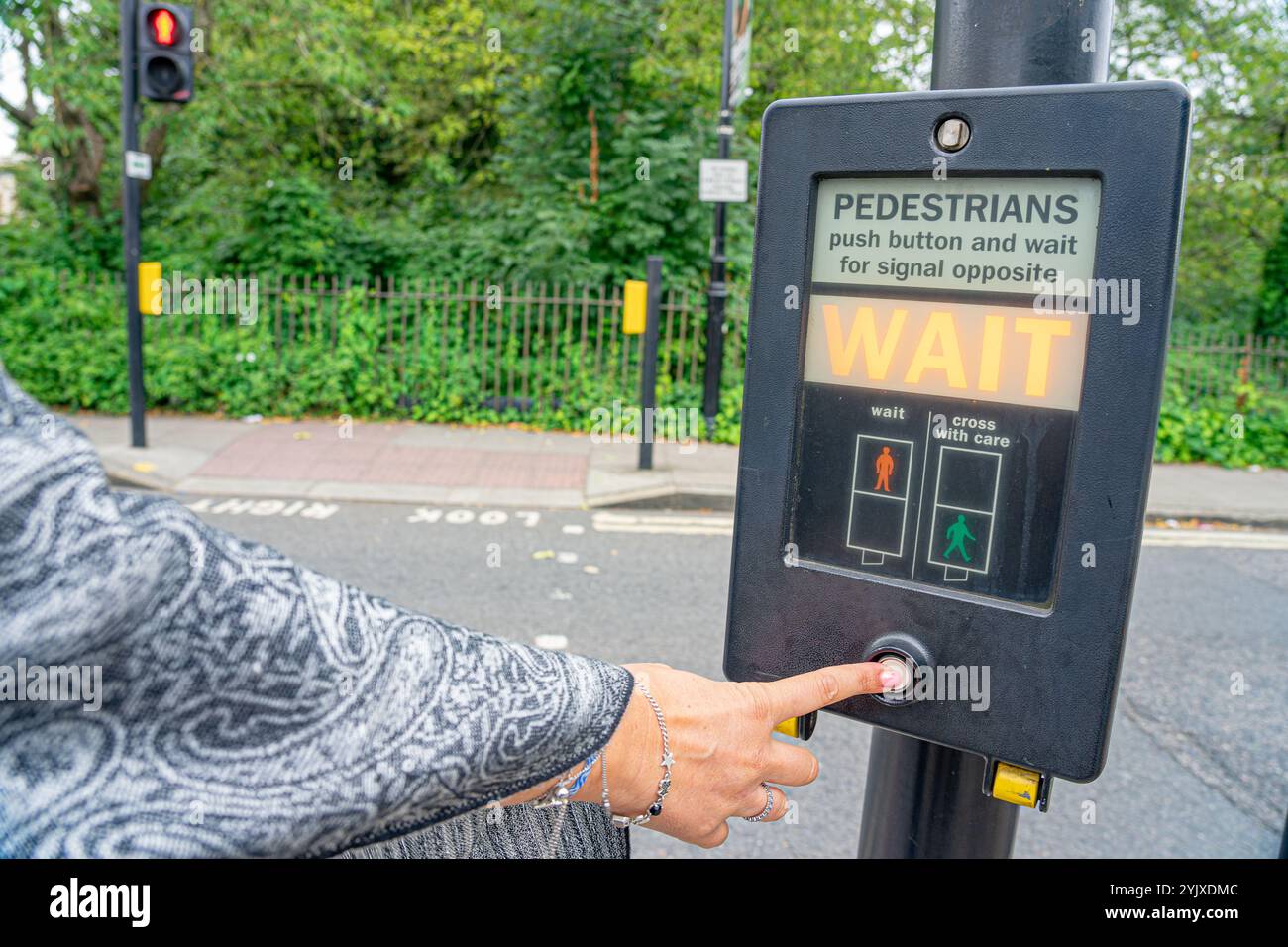 Transit stop switch for pedestrian passage. Electronic system ...