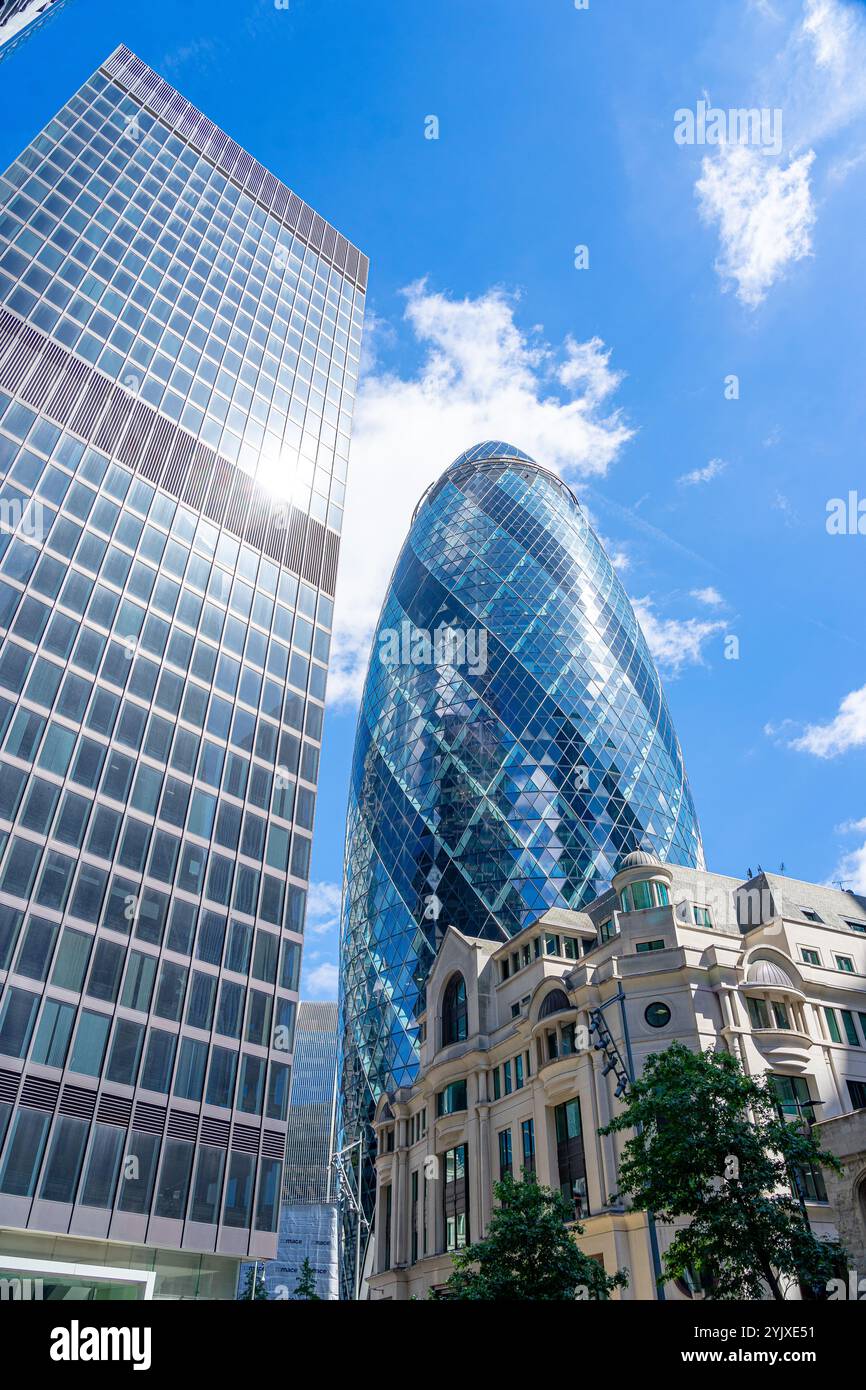 30 ST Mary Ax, cucumber-shaped forecast with center of London-England ...