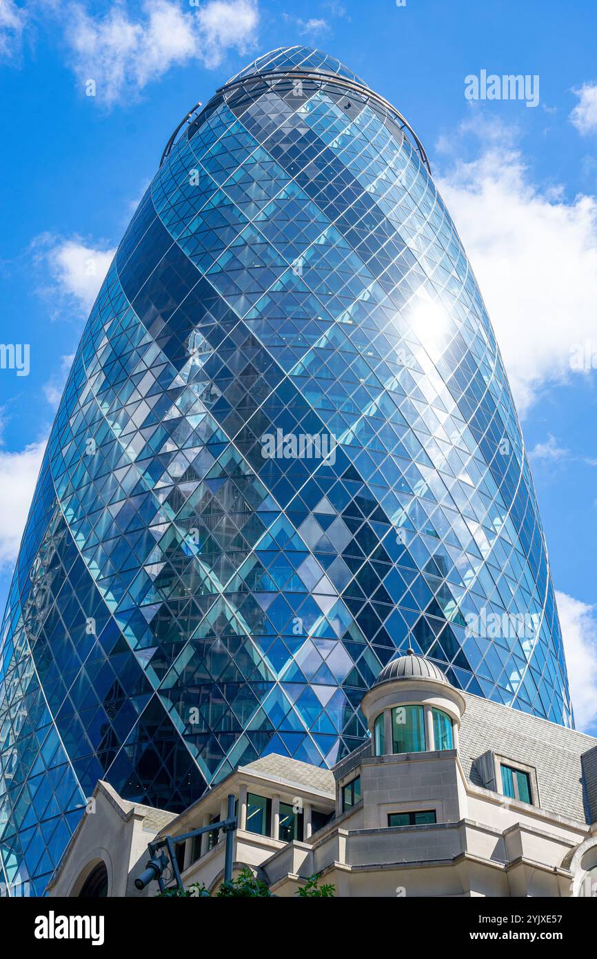 30 ST Mary Ax, cucumber-shaped forecast with center of London-England ...