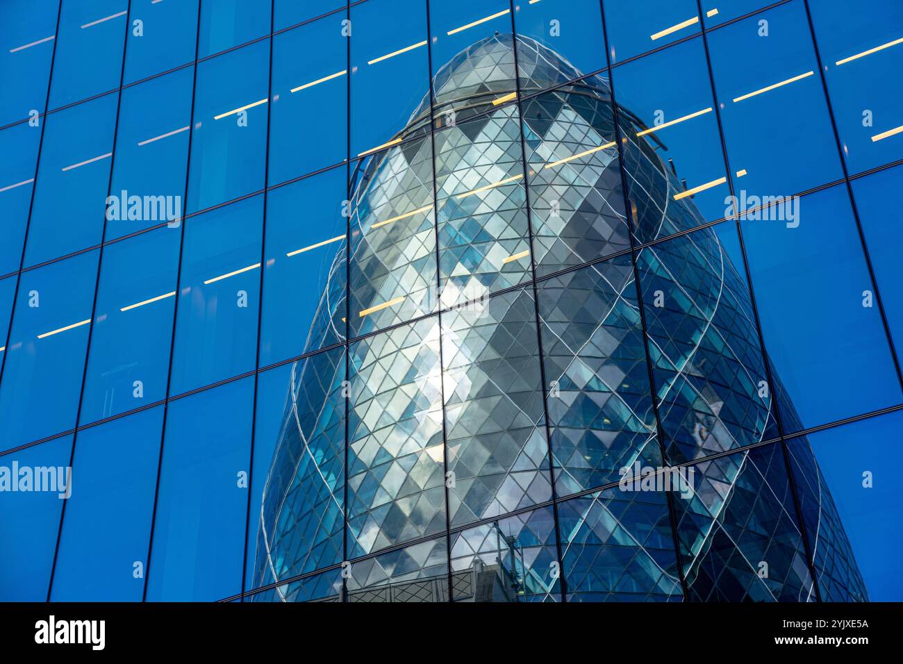 30 ST Mary Ax, cucumber-shaped forecast with center of London-England ...