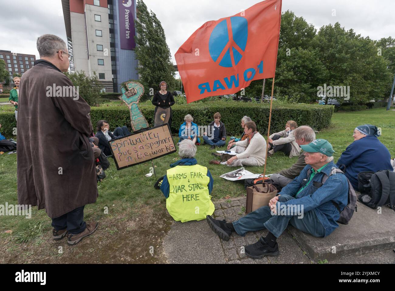 Sits in a circle hi-res stock photography and images - Alamy
