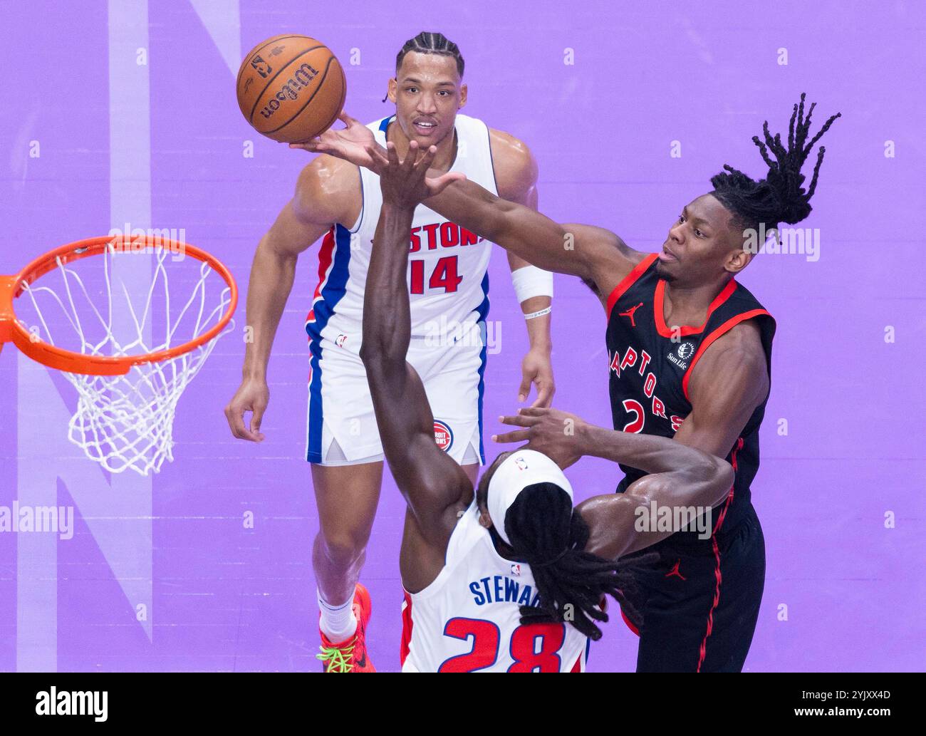 (241116) -- TORONTO, Nov. 16, 2024 (Xinhua) -- Jonathan Mogbo (R) of ...