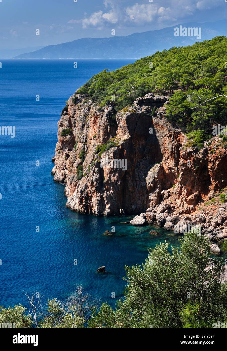 Turquoise water and seaside of cliff rocks in Antalya, Turkey Stock ...