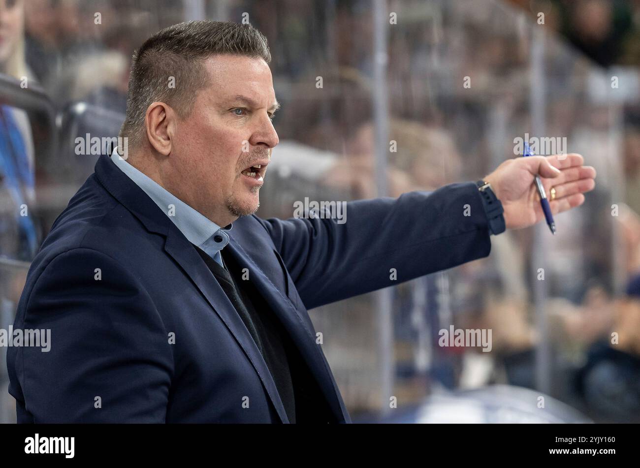 Tom Pokel (Chef-Trainer, Straubing Tigers) zeigt an, wo es langgehen ...