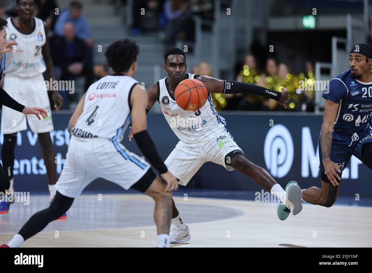 Osaro Rich Igbineweka (Veolia Towers Hamburg, #3) versucht an den Ball zu kommen MLP Academics ...