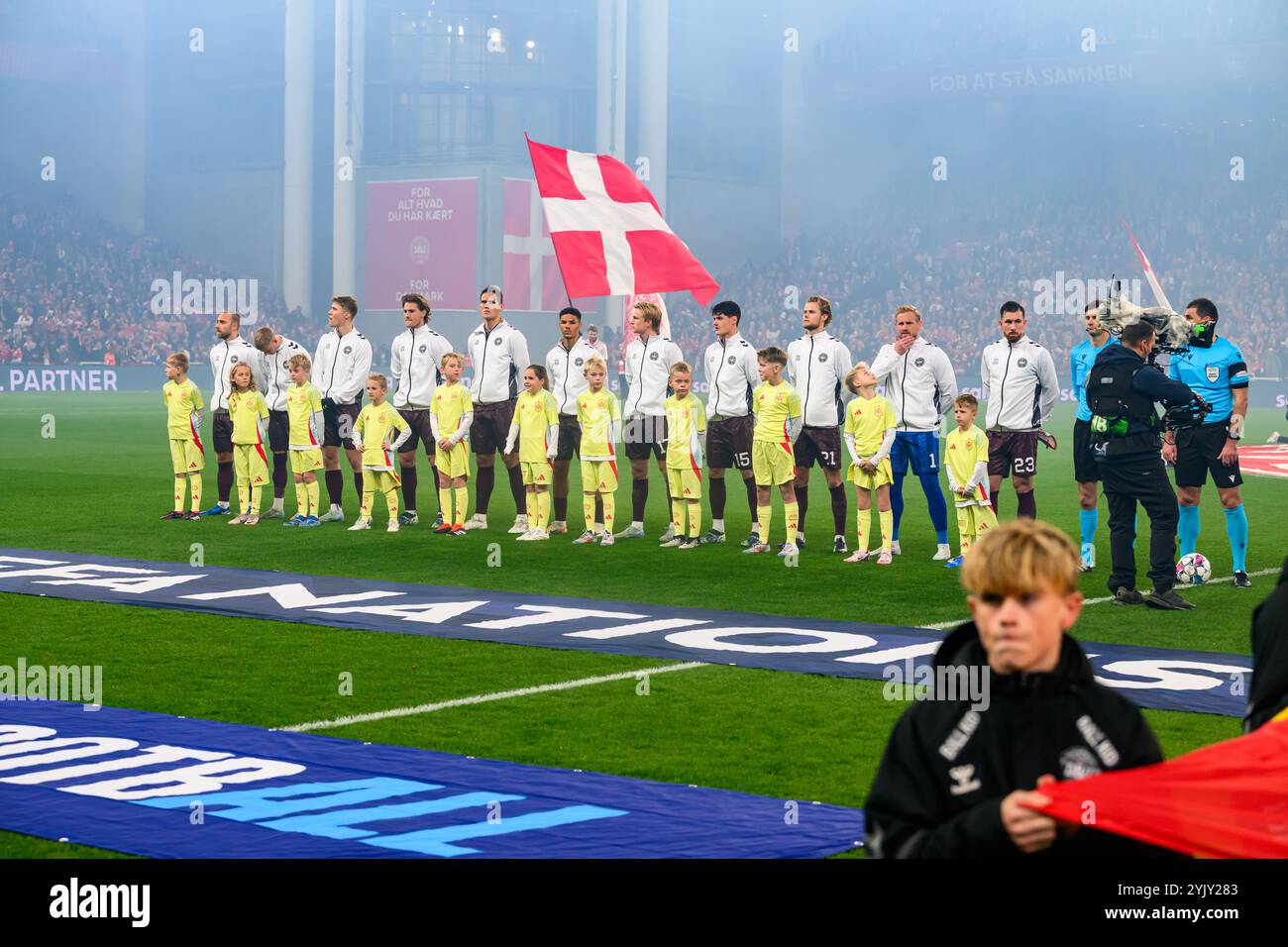 Det danske hold med bane børn i front. Danske hold, line-up, 1 (DEN ...