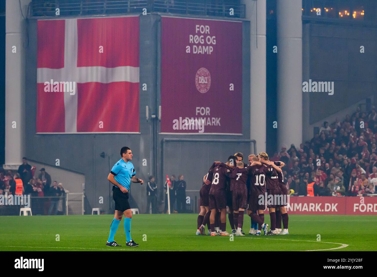 Dansk huddle inden start. Nations League: Danmark mod Spanien - 15.11. ...