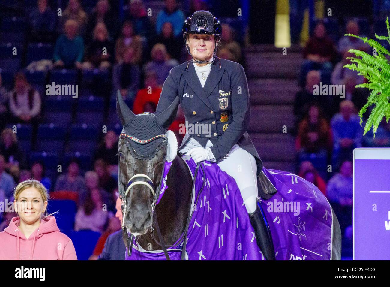 Isabell Werth bei der Siegerehrung German Masters Stuttgart 38 ...