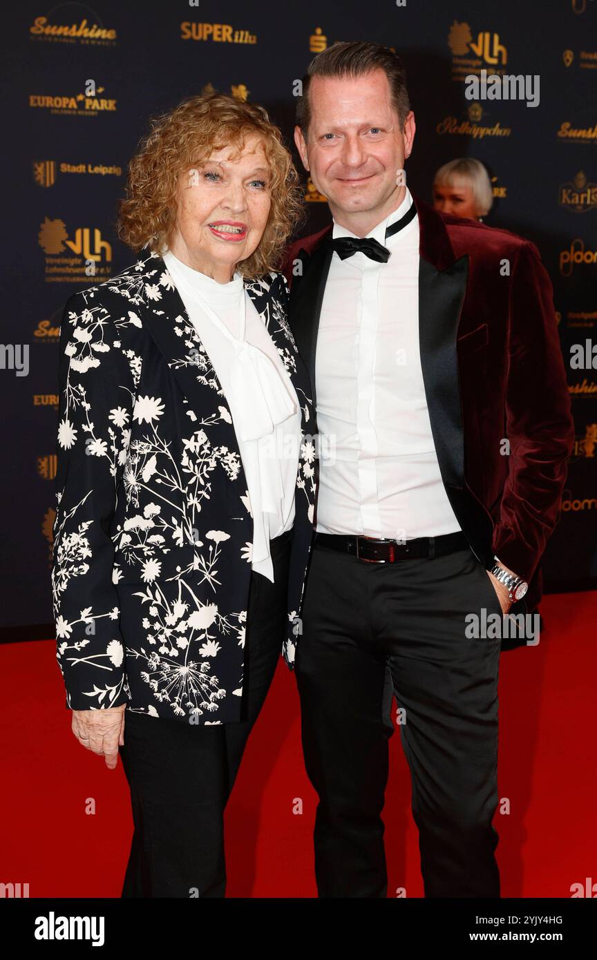 Urte Blankenstein mit Begleitung bei der 30. Verleihung der Goldenen ...