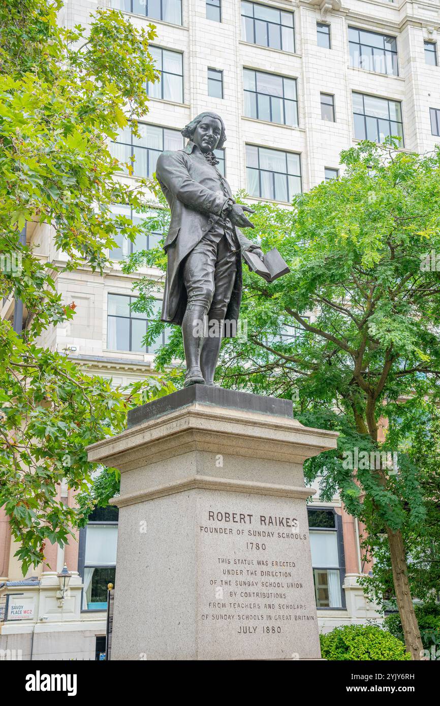 Statue in honor of Robert Raikes in Victoria Embankment garden in ...