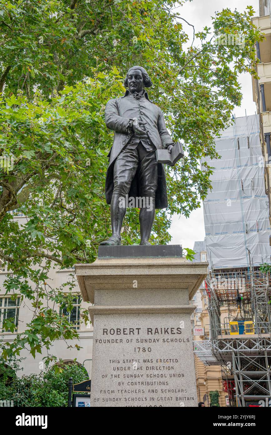 Statue in honor of Robert Raikes in Victoria Embankment garden in ...