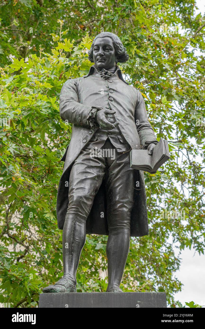 Statue in honor of Robert Raikes in Victoria Embankment garden in ...