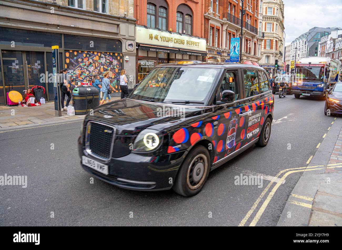 tipico inglaterra taxi with advertising circulating the streets in ...