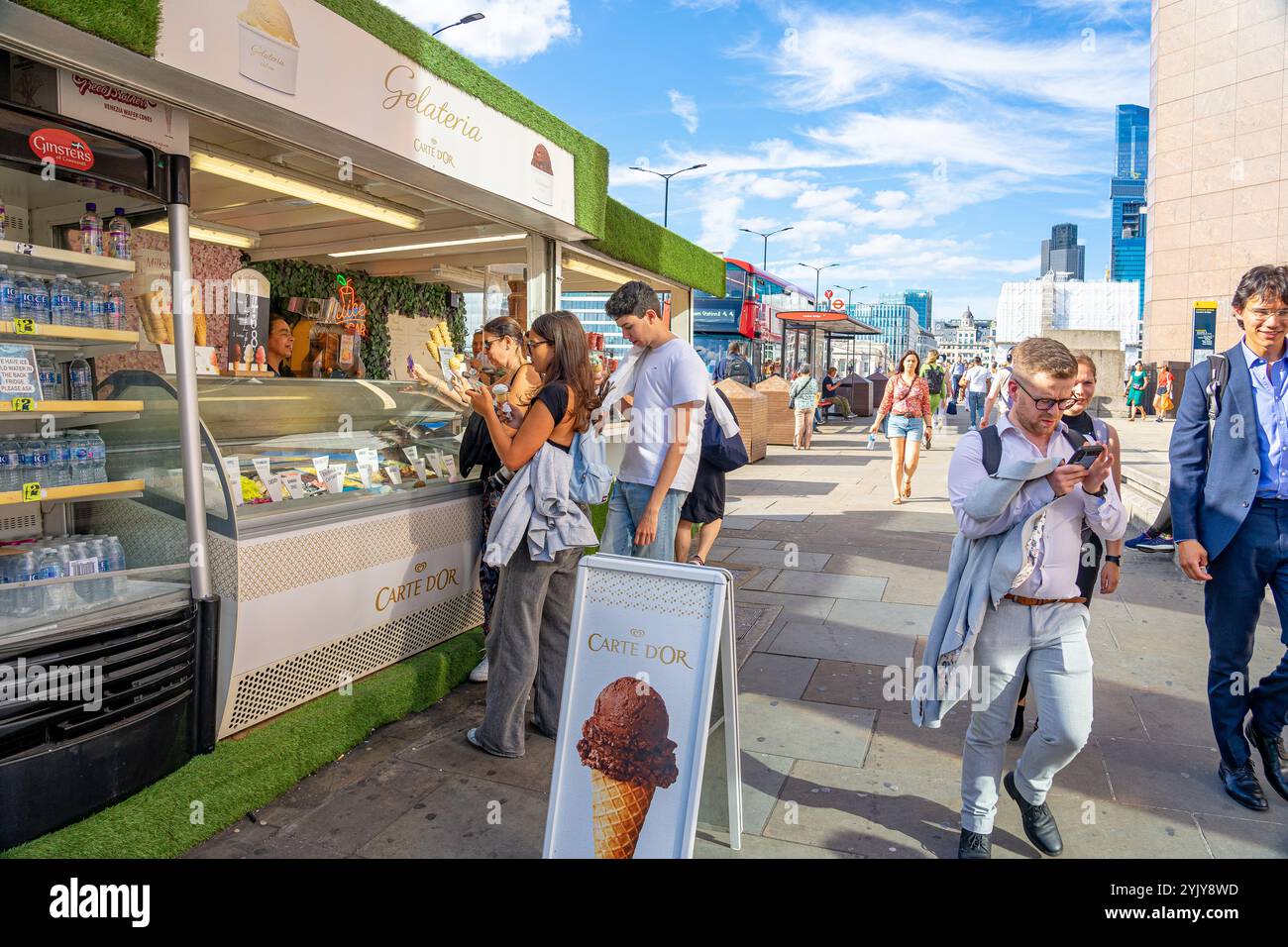 London bridge shopping hi-res stock photography and images - Alamy