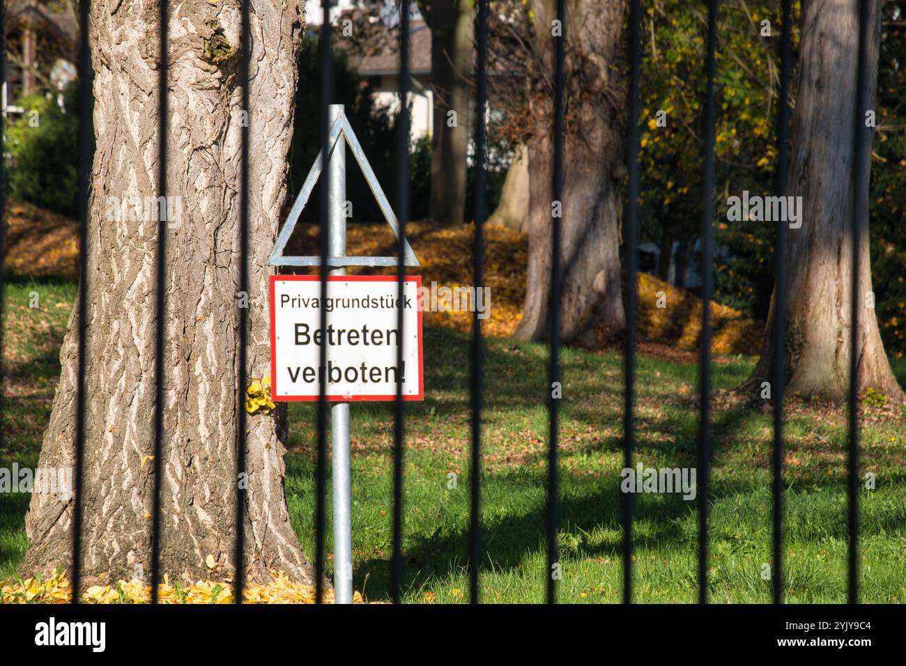 Schild Betreten verboten hinter einem Zaun *** No trespassing sign ...