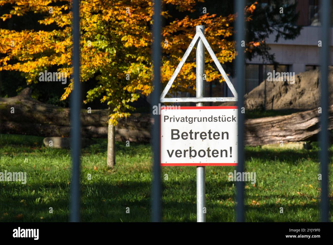 Schild Betreten verboten hinter einem Zaun *** No trespassing sign ...