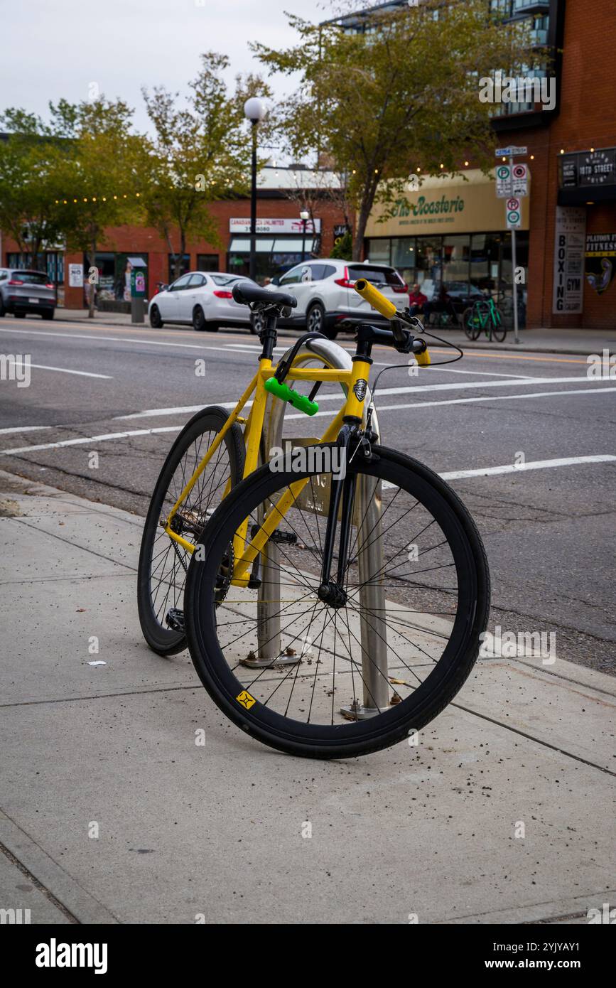 Yellow bike secured to a pole Stock Photo - Alamy