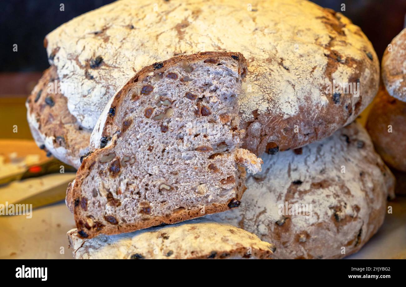 Fresh bread on sale in the bakery Stock Photo - Alamy