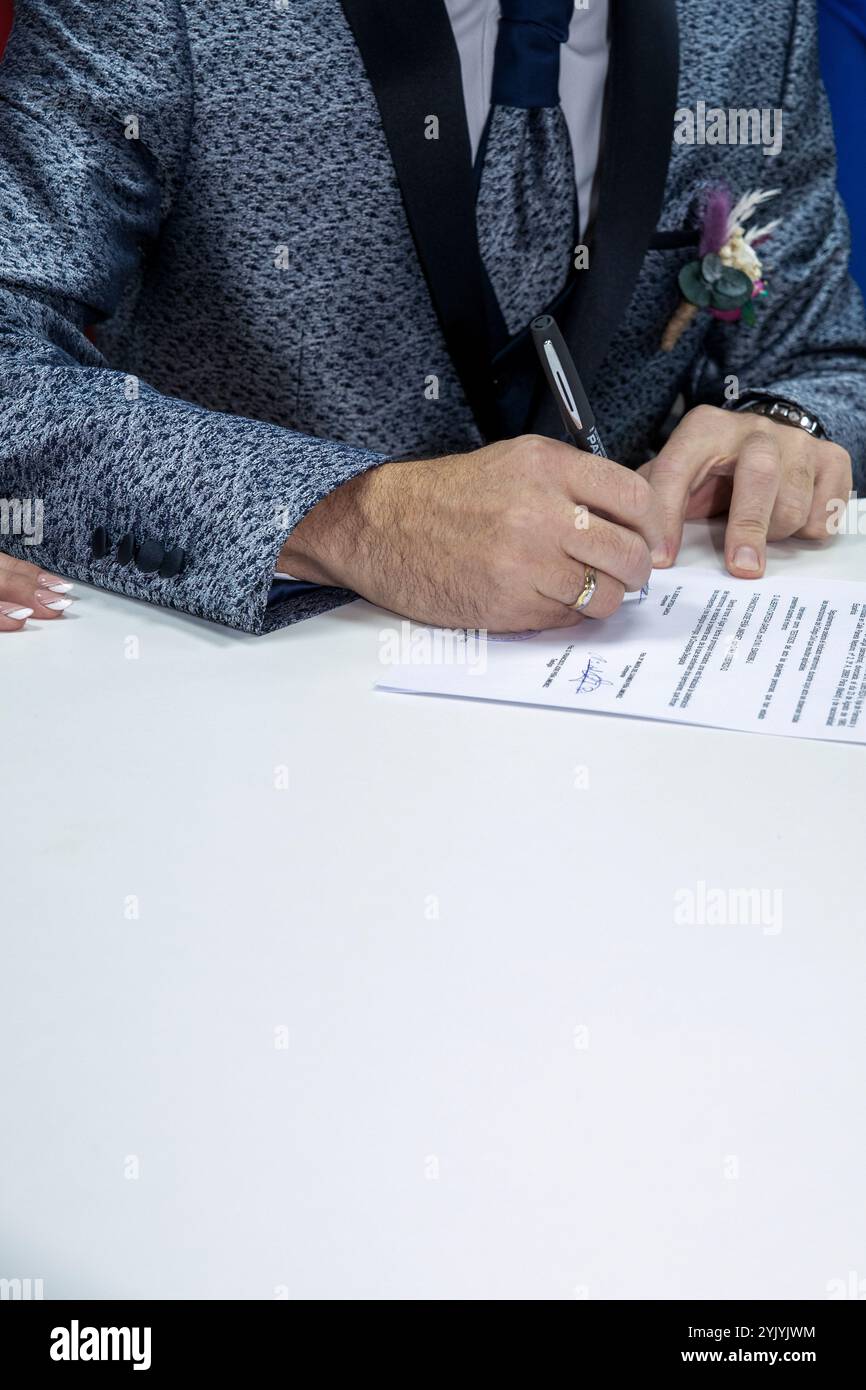 groom's signature at wedding ceremony Stock Photo - Alamy