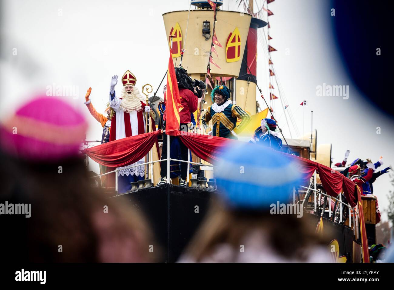 VIJFHEERENLANDEN - Sinterklaas arrives by steamboat in the Vianen ...