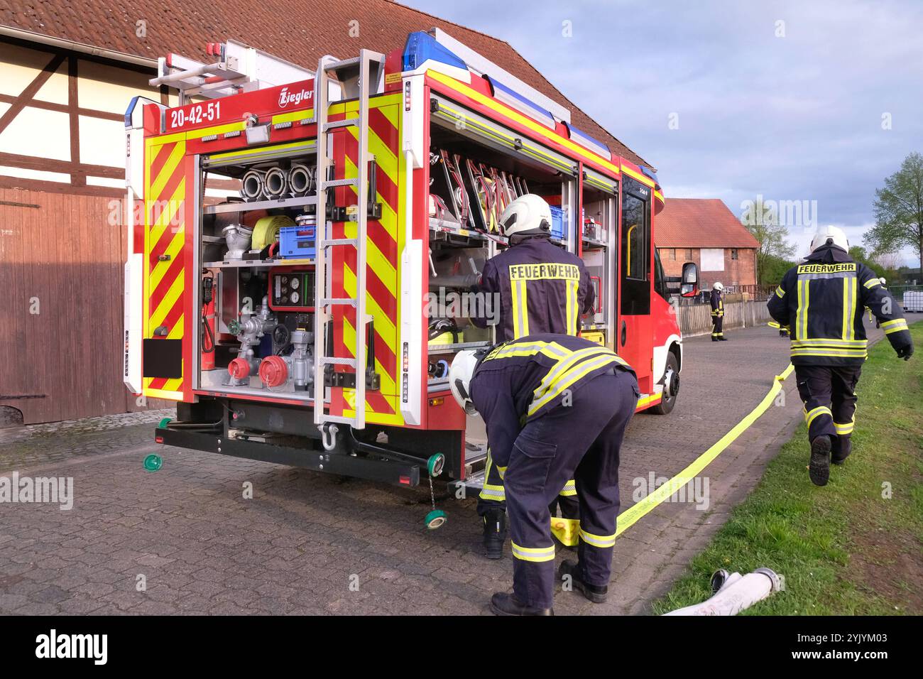 Feuerwehr-Blaulicht Feuerwehr in verschiedenen Bildern und Aktionen in ...