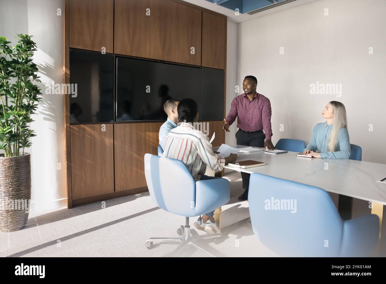 Business man reporter coach hi-res stock photography and images - Alamy