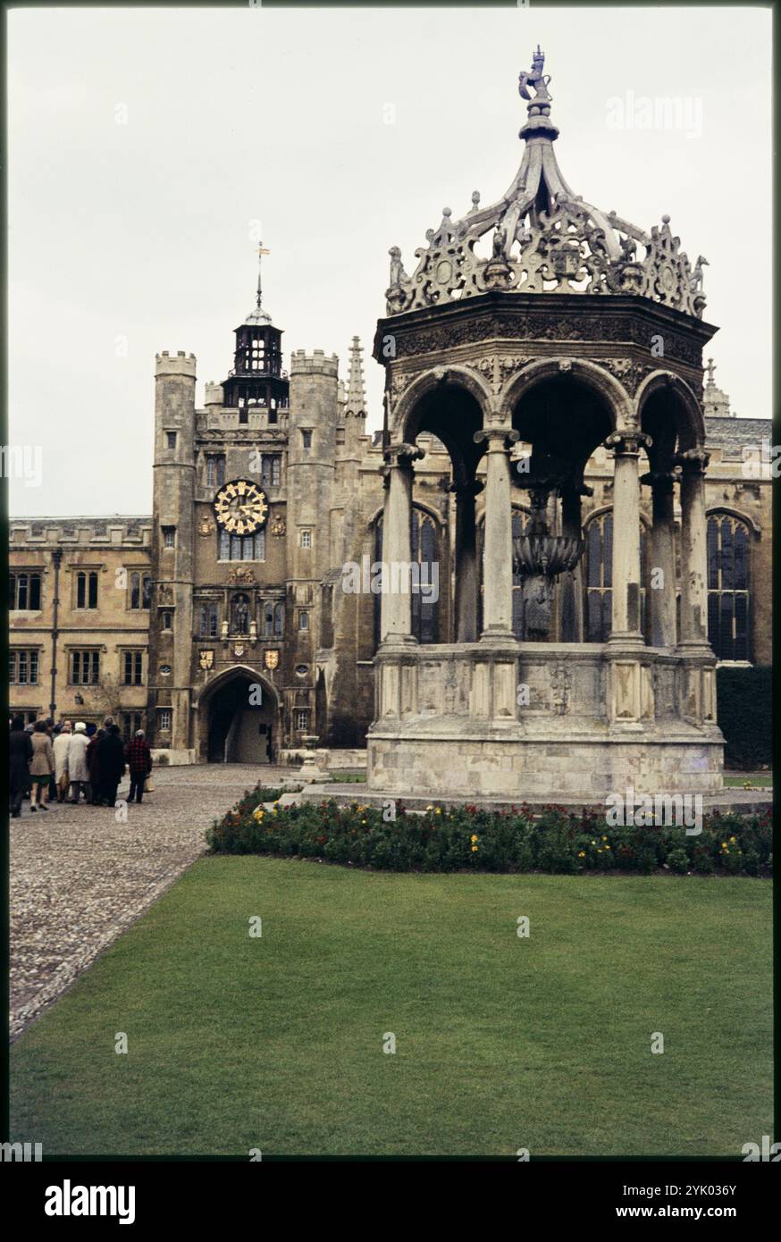 Fountain, Great Court, Trinity College, University of Cambridge ...