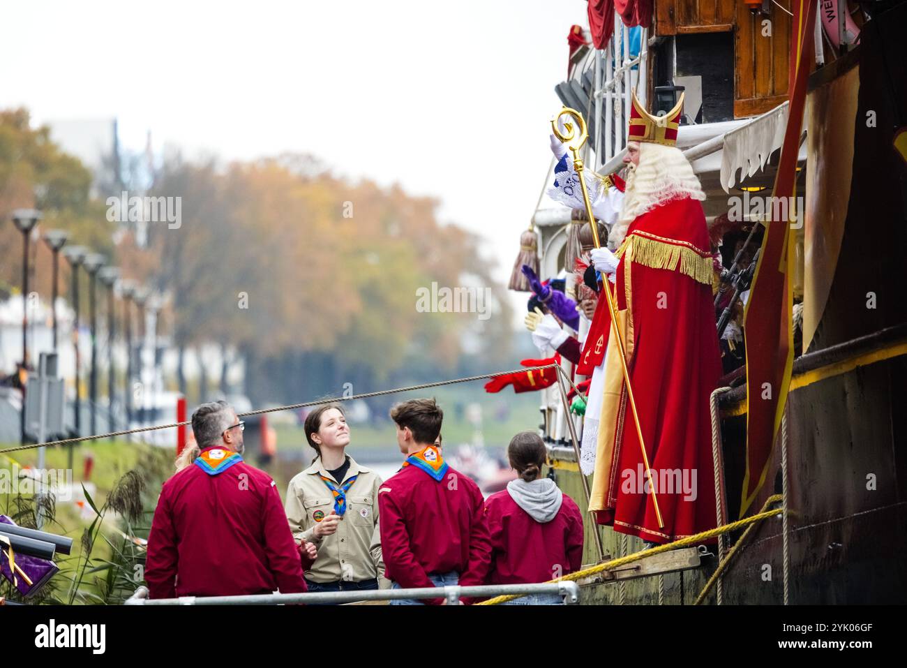 VIJFHEERENLANDEN - Sinterklaas arrives by steamboat in the Vianen ...