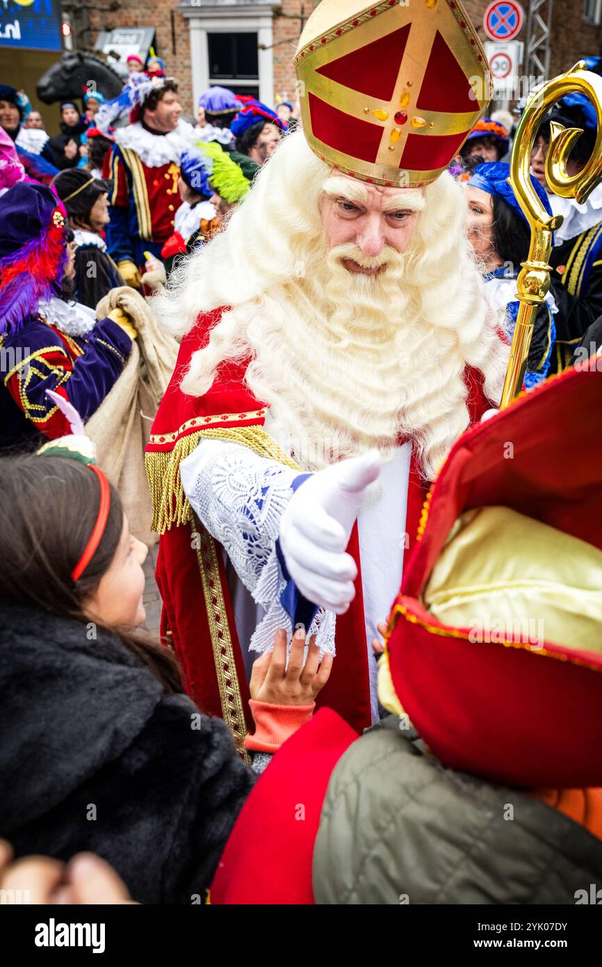 VIJFHEERENLANDEN - Sinterklaas greets children during the national ...