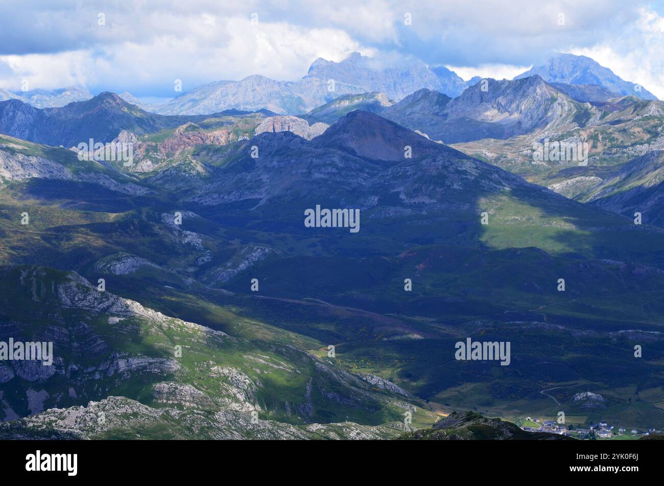 North spain mountains bear hi-res stock photography and images - Alamy