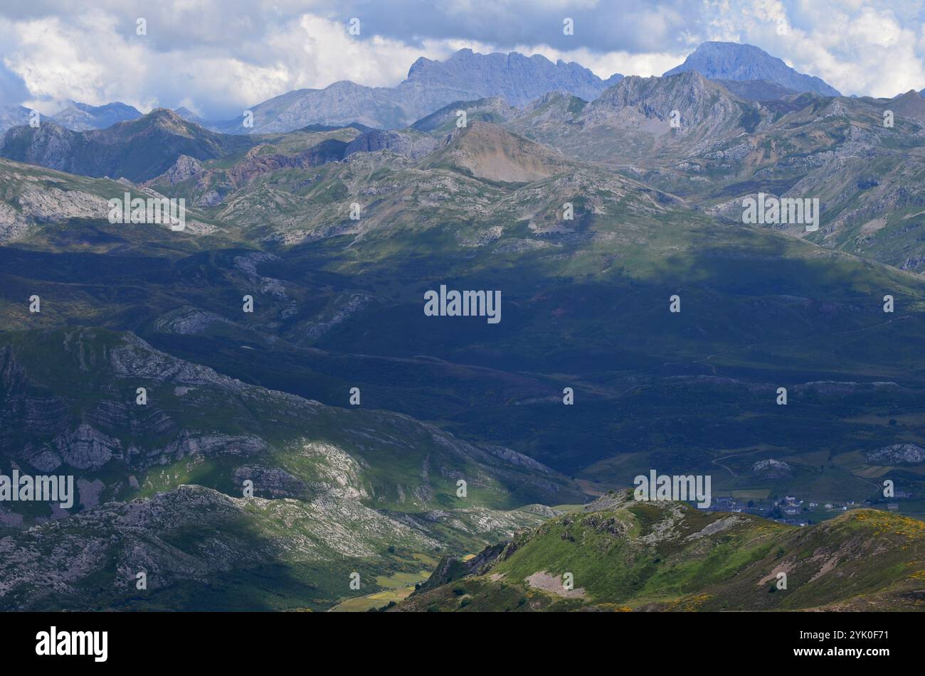 North spain mountains bear hi-res stock photography and images - Alamy
