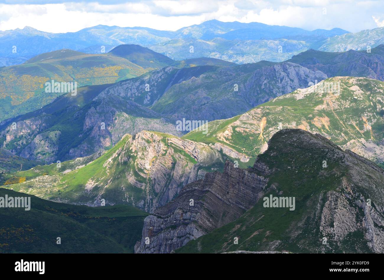North spain mountains bear hi-res stock photography and images - Alamy