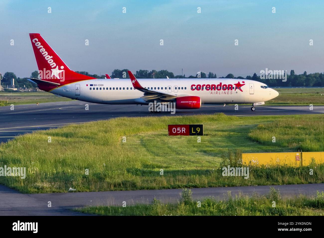 Passenger plane Passenger jet Jet plane Jet plane for air traffic ...