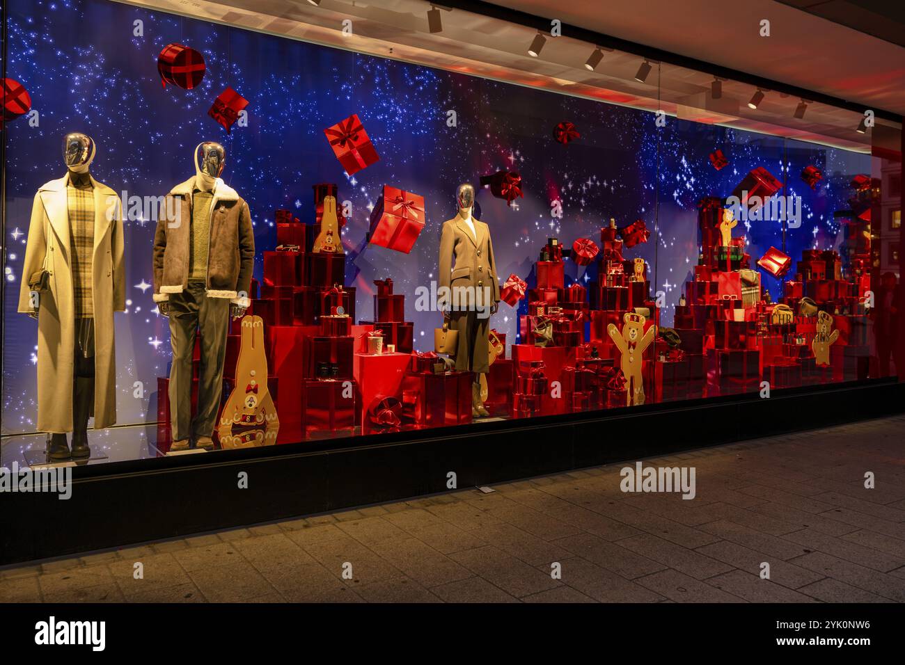 Shop window, display with Christmas decoration, Christmassy, Breuninger ...