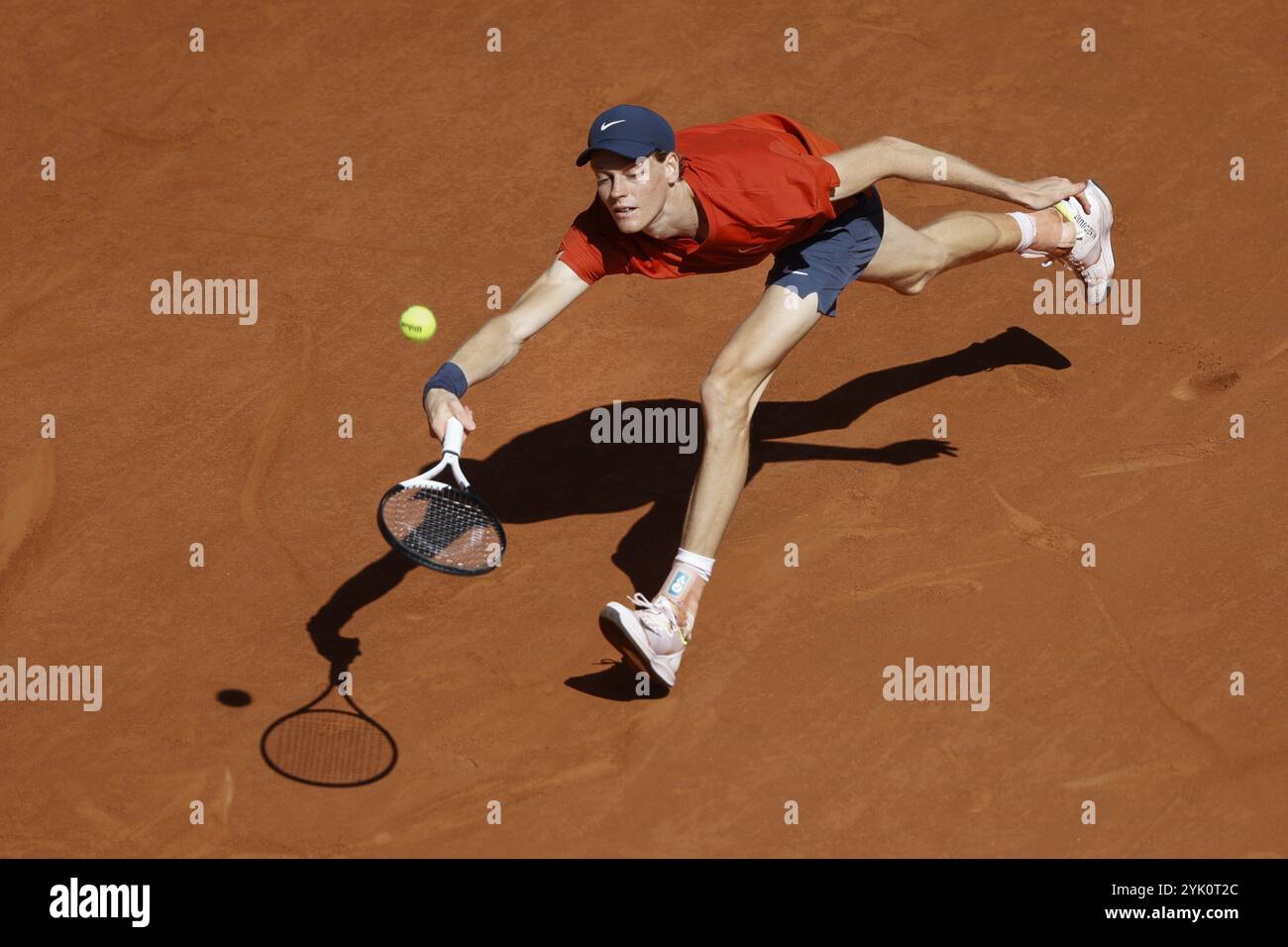 Sinner serve tennis hi-res stock photography and images - Alamy