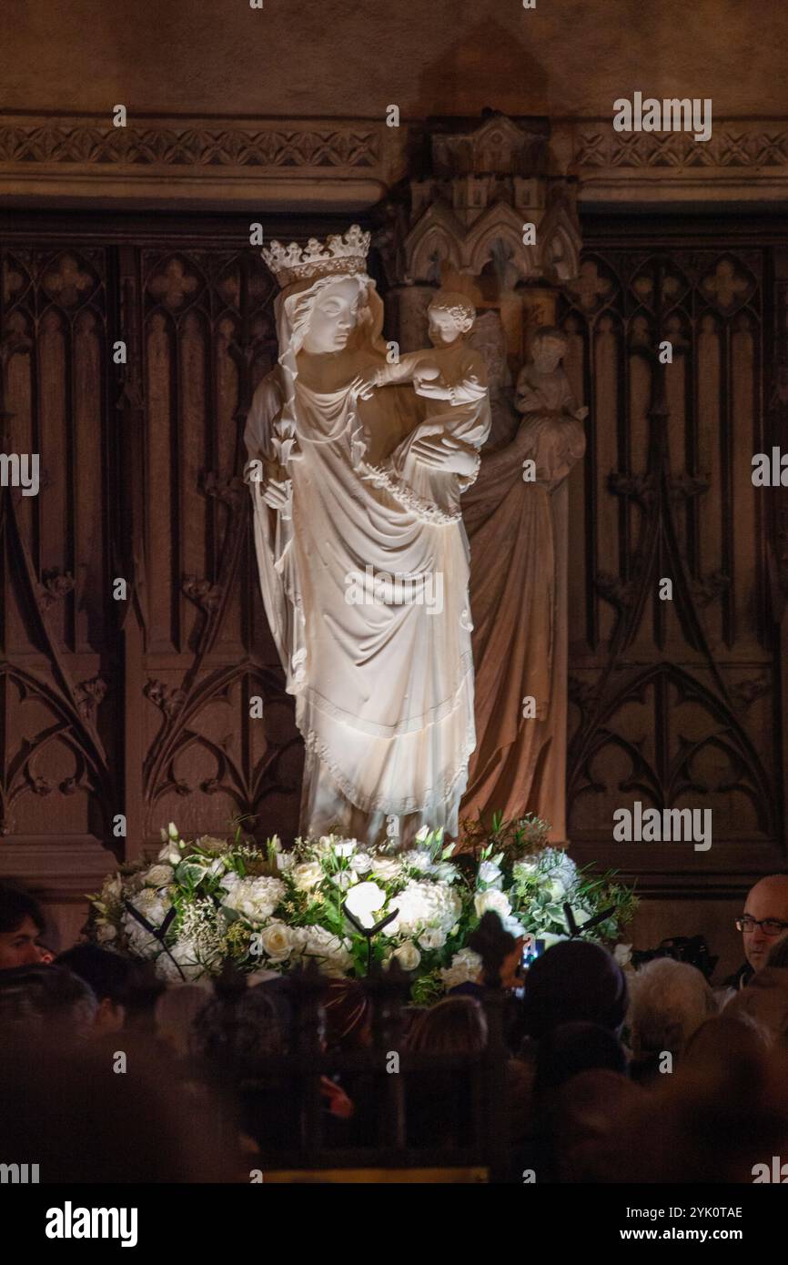 Procession statue vierge marie hi-res stock photography and images - Alamy